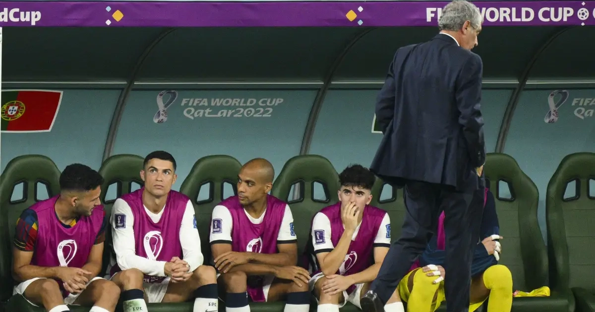 📷 Straffe beelden van Ronaldo: fotografen willen hem massaal als bankzitter vastleggen, na match ...