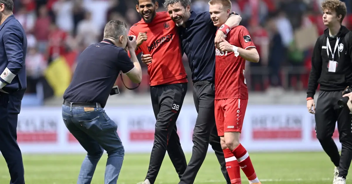 Van Bommel verklaart hoe rollen even echt omgekeerd waren: "Je wil voorbeeld zijn voor de ...
